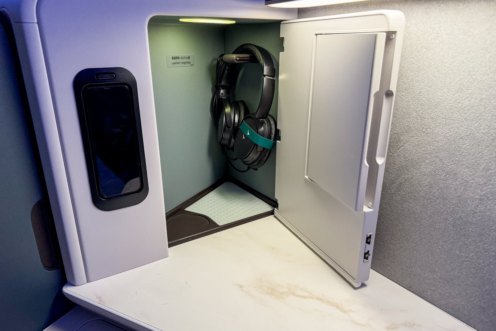 Cathay Pacific unveils swanky new 'Aria Suite' business class - The ...