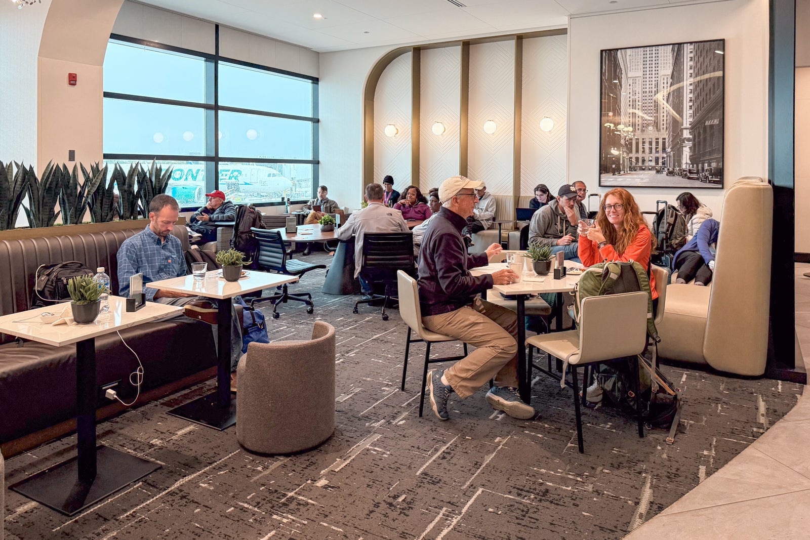 The Club MDW: Inside the first lounge at Chicago's Midway International ...