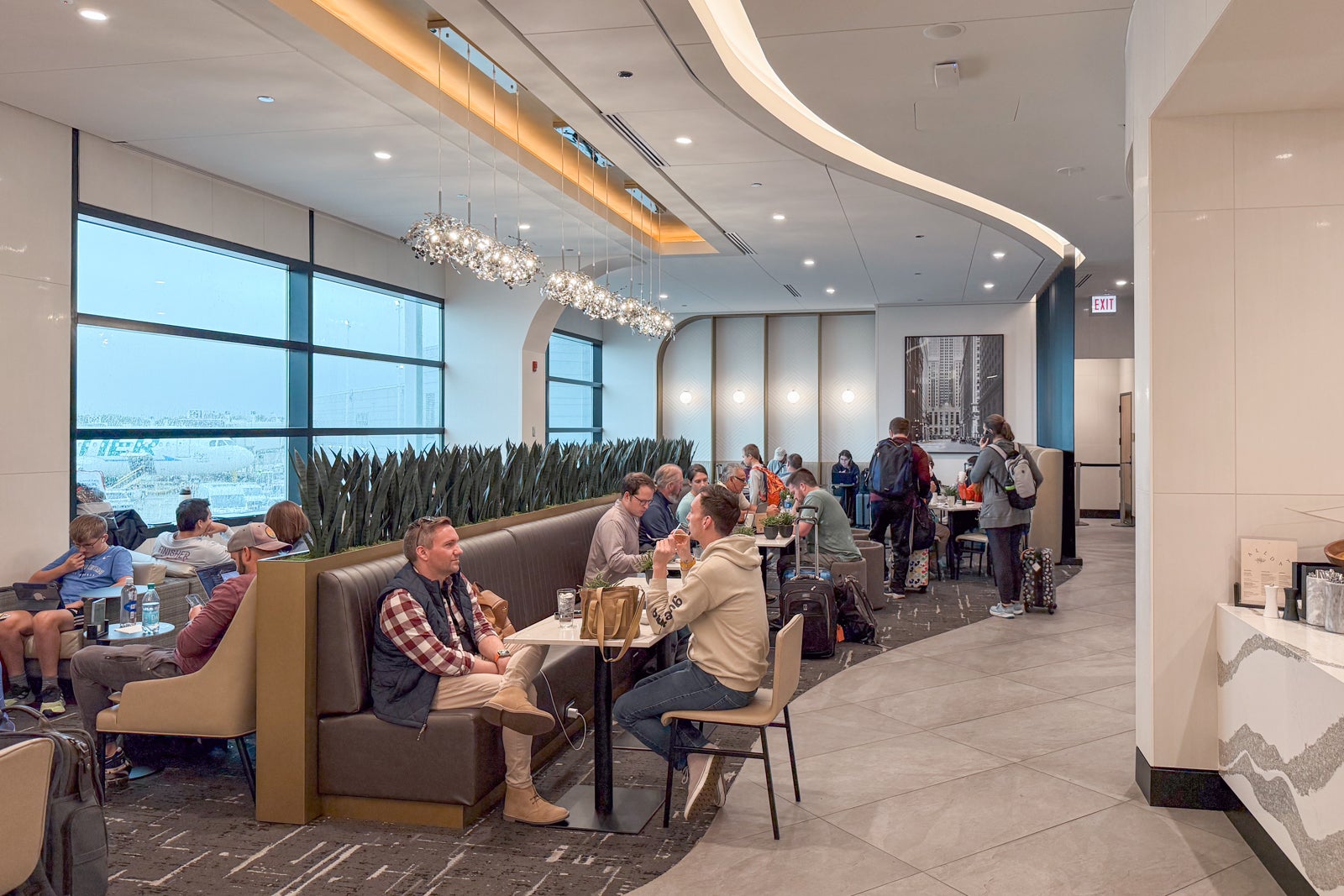 The Club MDW: Inside the first lounge at Chicago's Midway International ...
