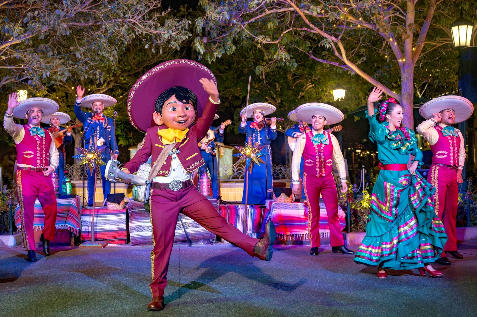 Christmas at Disneyland: Everything you need to know to plan your visit ...
