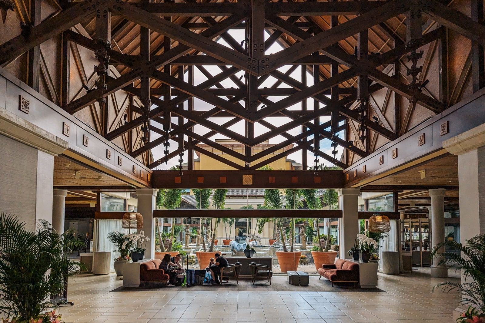 Loews Royal Pacific Resort at Universal Orlando: All the park perks for ...