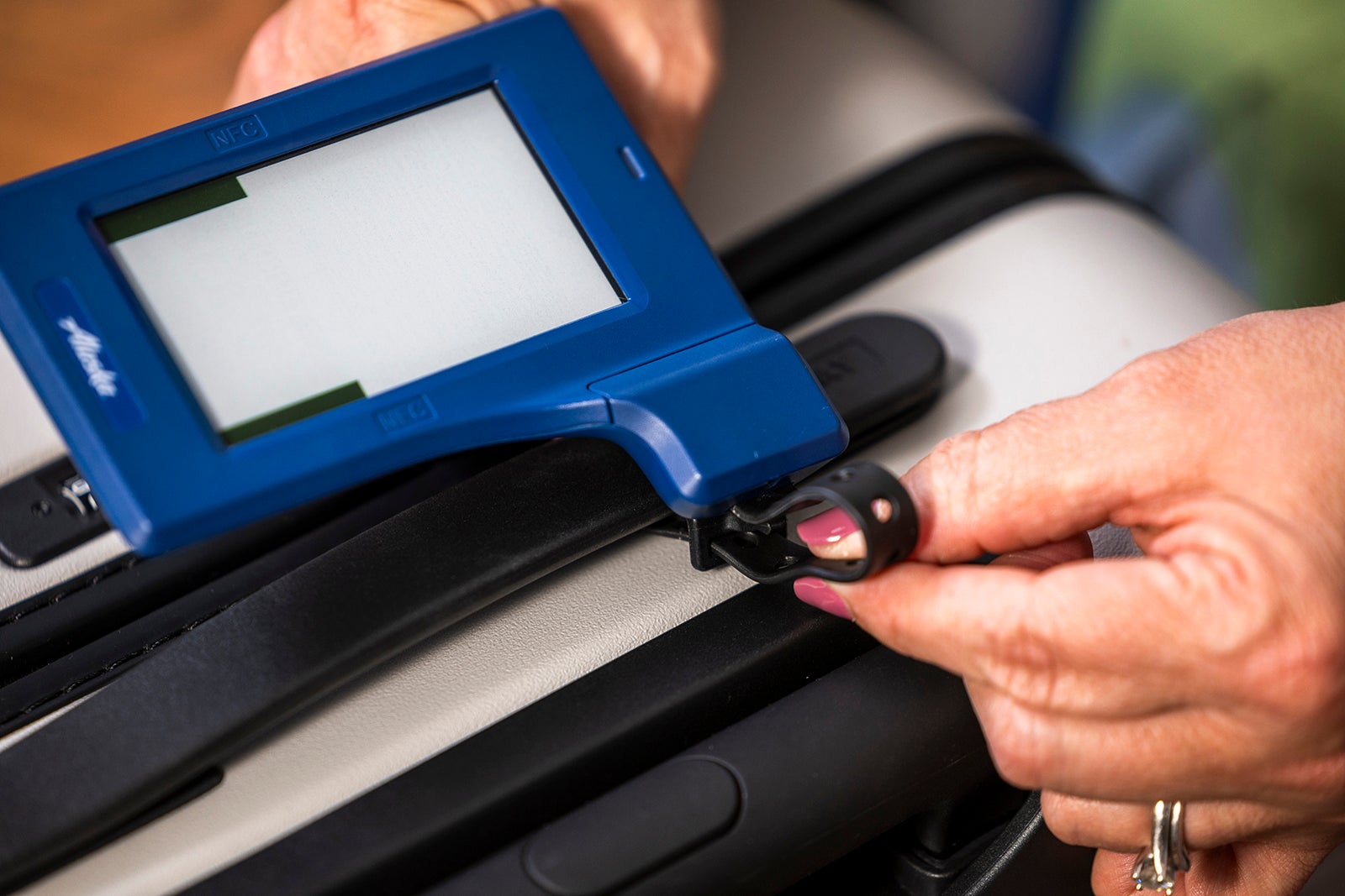 Alaska Airlines has a new $89 electronic bag tag. What is it, and do ...