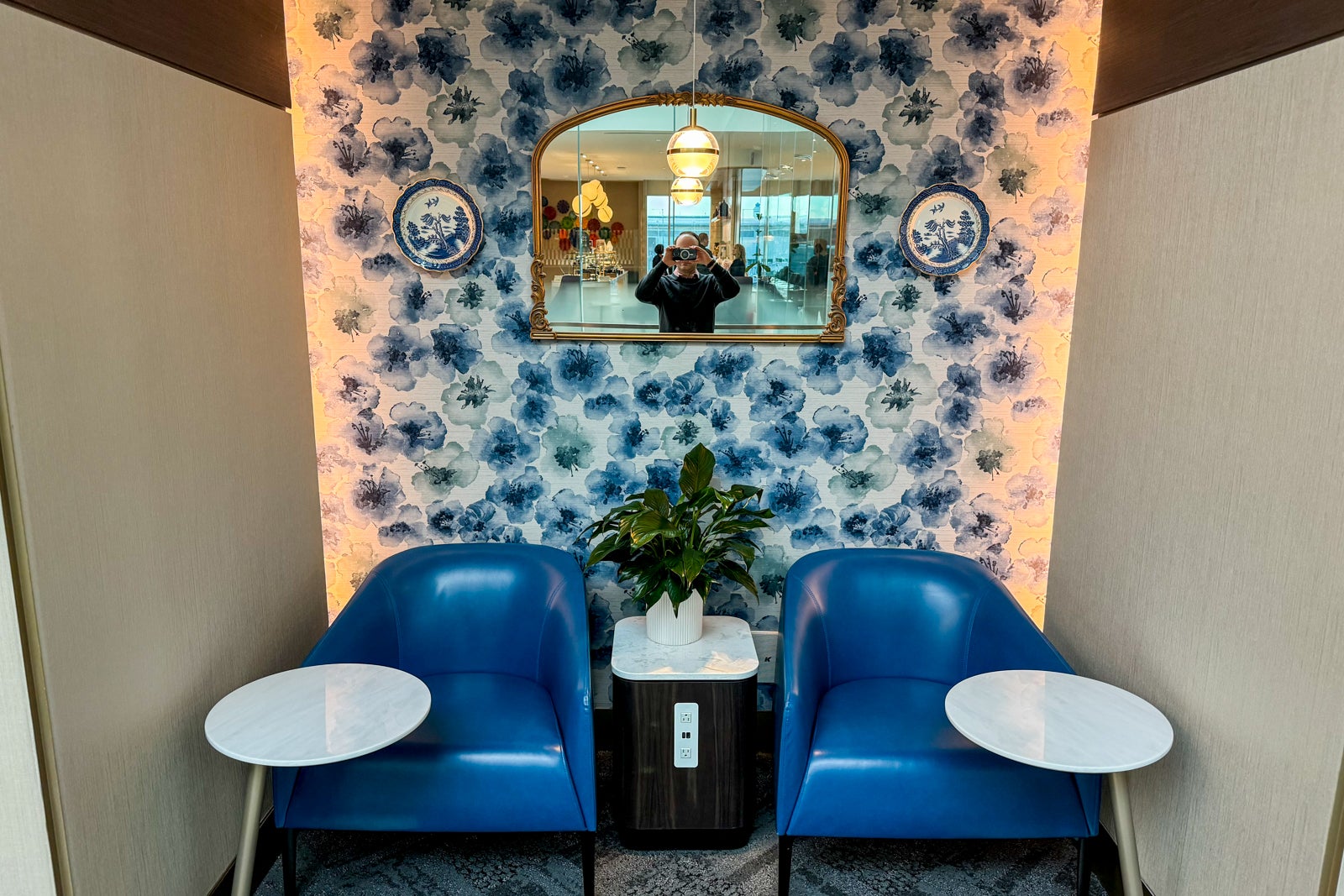 Delta unveils new Sky Club in Charlotte, a fortress hub for American - The Points Guy
