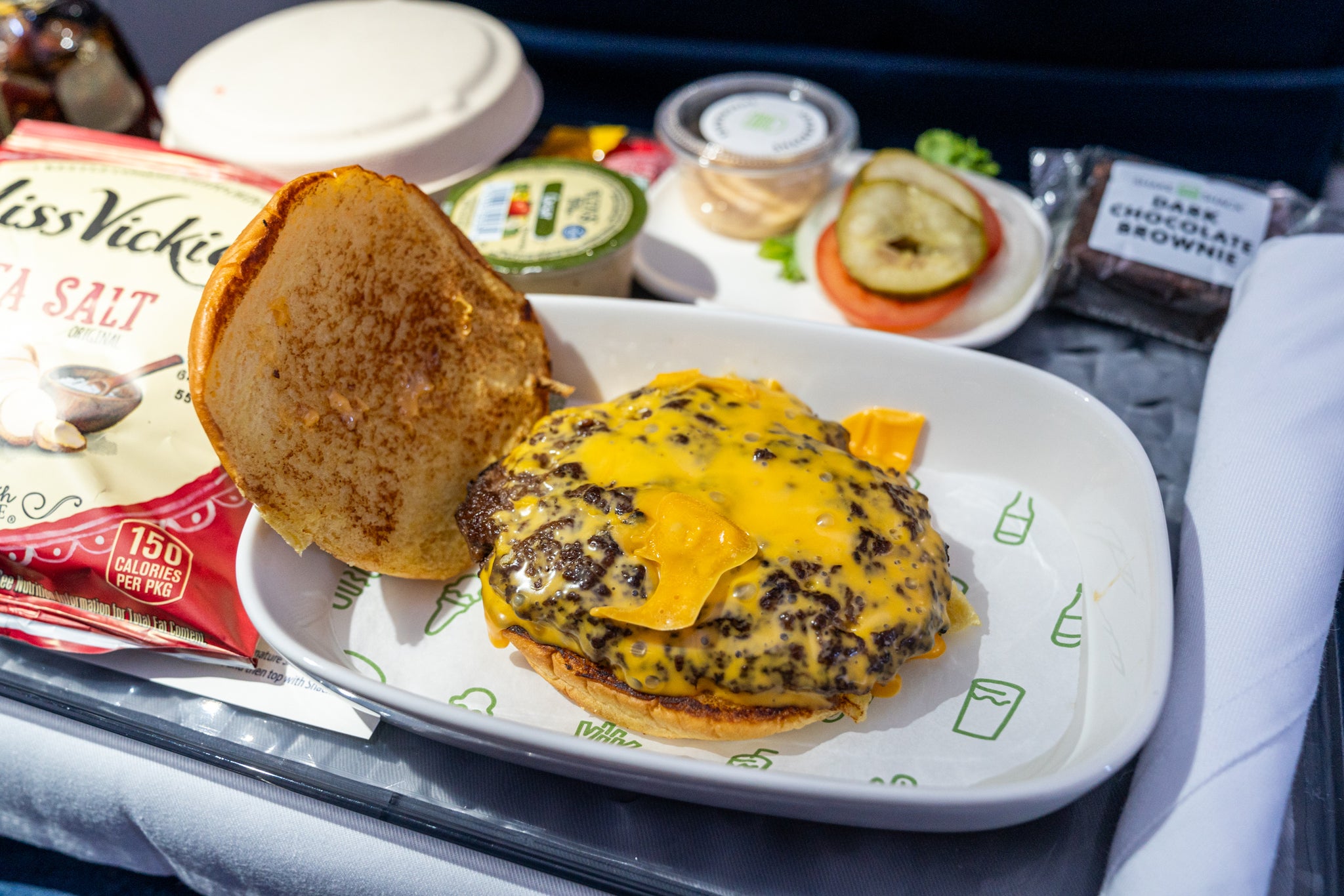 We tried Delta's Shake Shack burger in the sky. Is it good? - The ...
