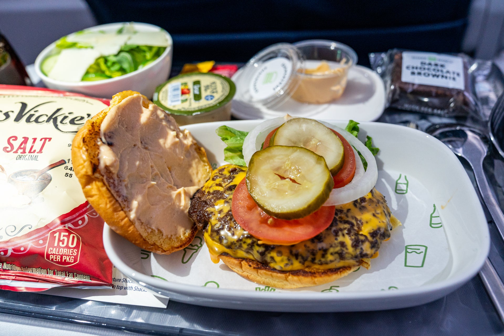We tried Delta's Shake Shack burger in the sky. Is it good? - The ...