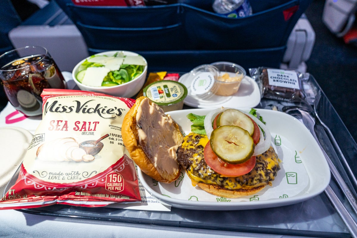 We tried Delta's Shake Shack burger in the sky. Is it good? - The ...
