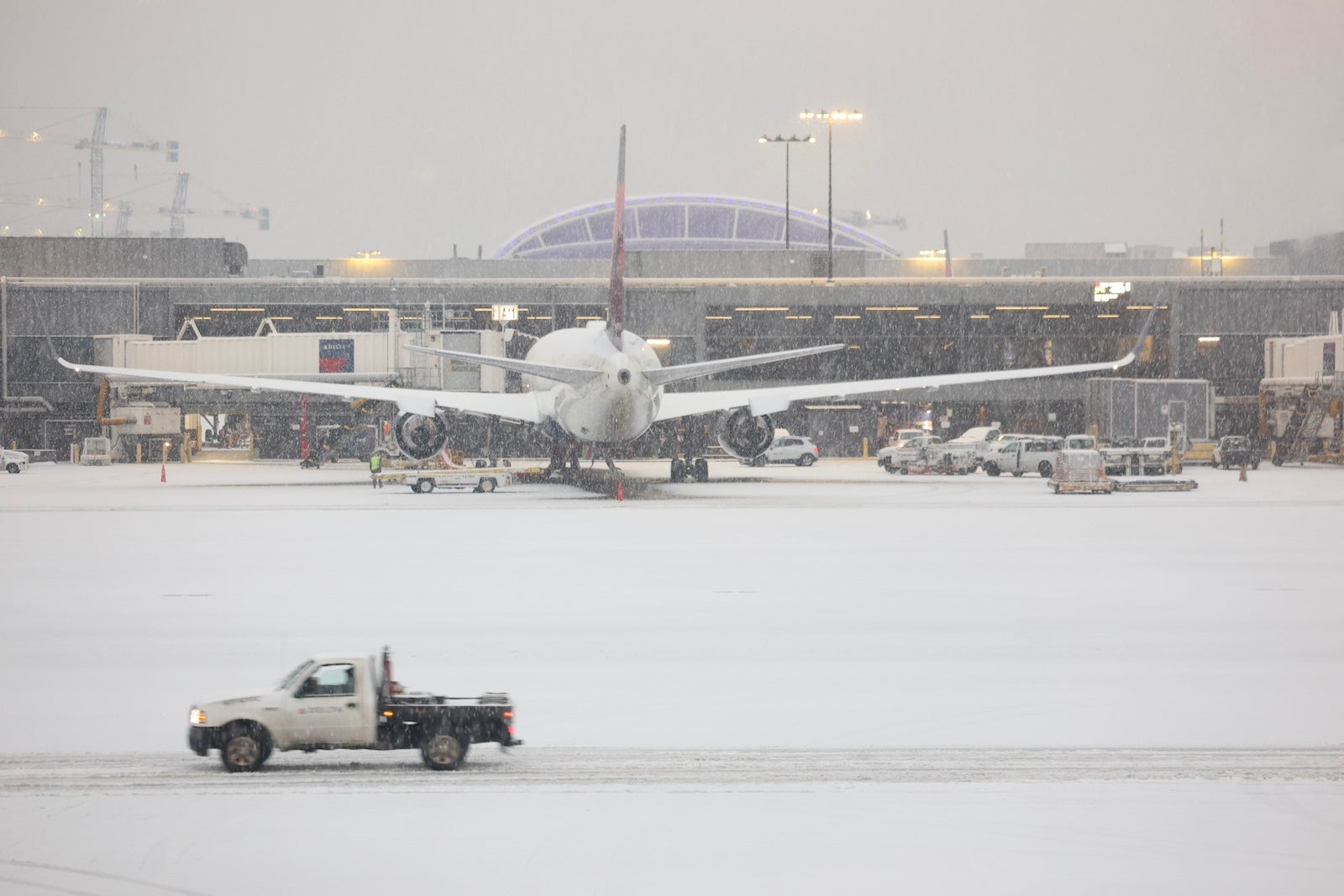 Flight cancellations mount Saturday as winter storm affects East Coast ...