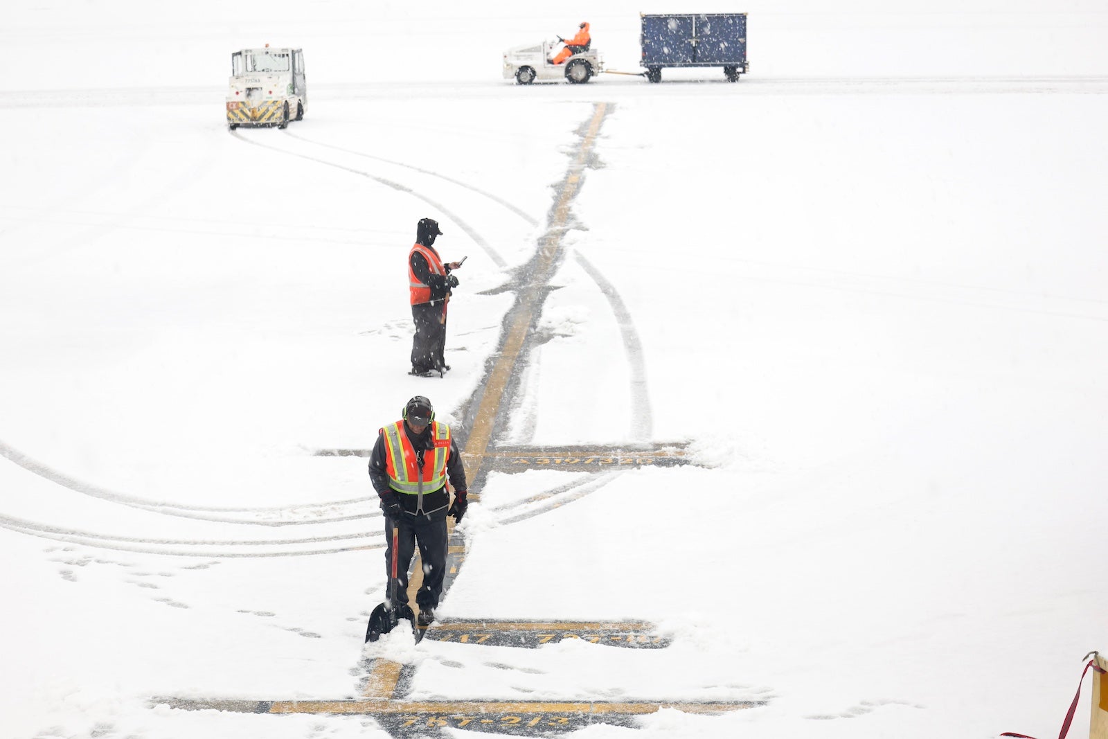 Flight cancellations mount Saturday as winter storm affects East Coast ...