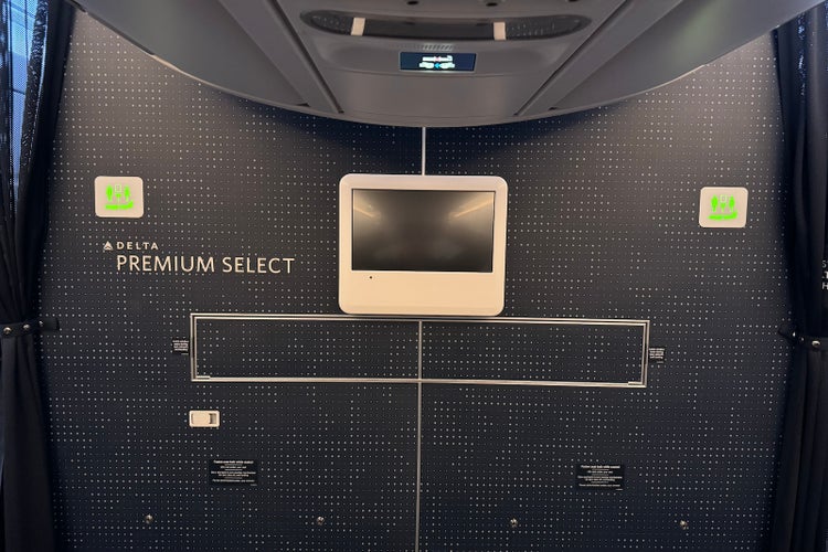 Sneak peek: On board the first Delta Air Lines jet sporting its all-new ...