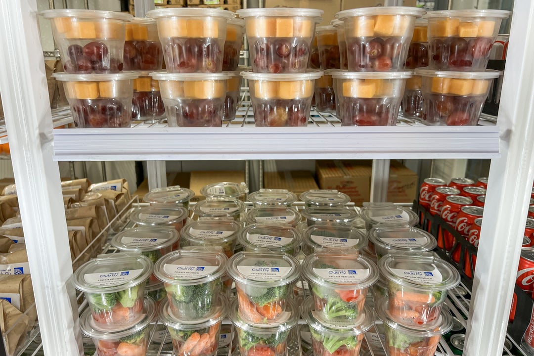 United Airlines opens its second grab-and-go 'lounge' in Houston today ...