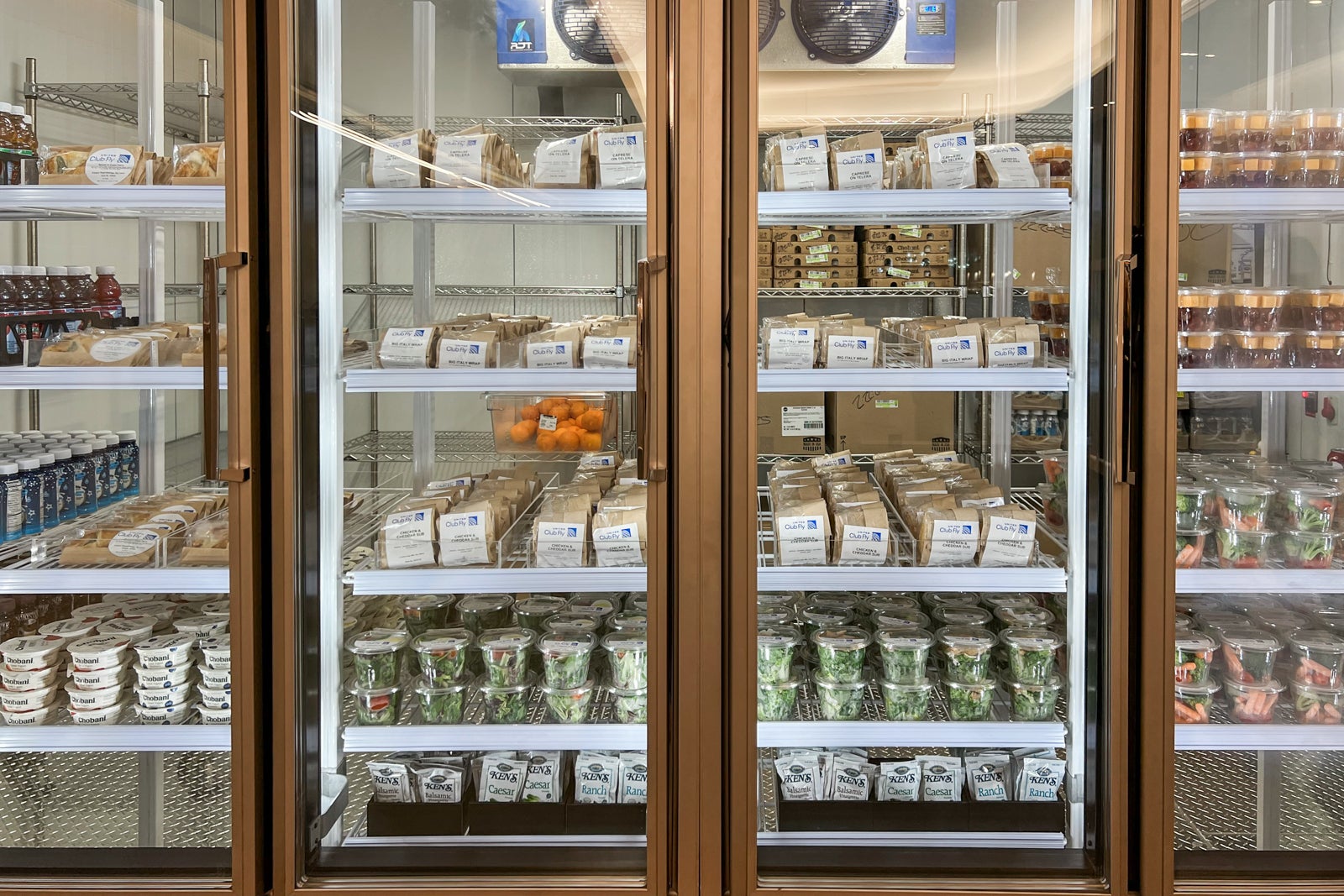 United Airlines opens its second grab-and-go 'lounge' in Houston today ...