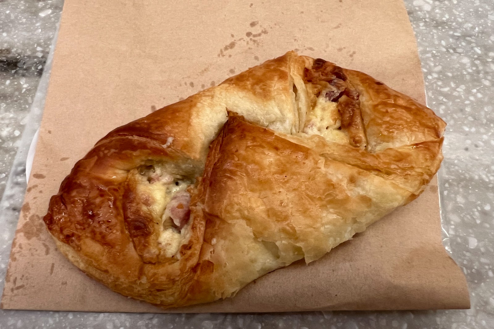 United Airlines opens its second grab-and-go 'lounge' in Houston today ...