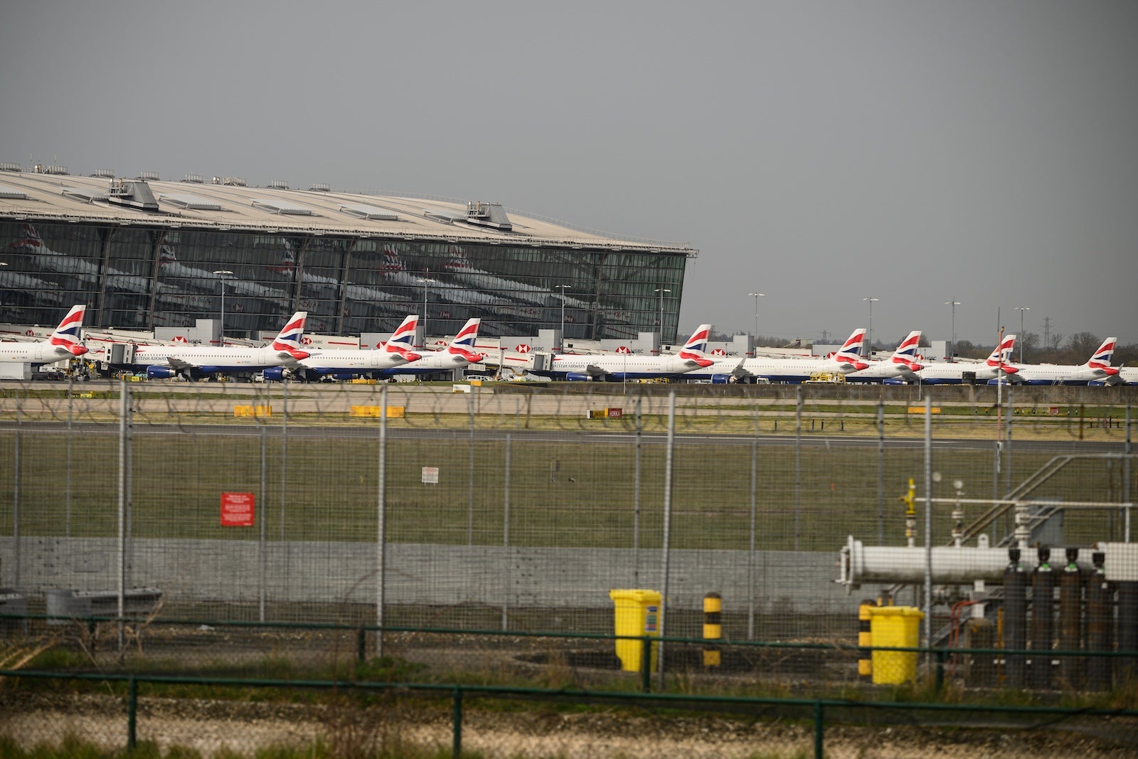 Heathrow Airport closure: Some flights resume, but more disruptions ...