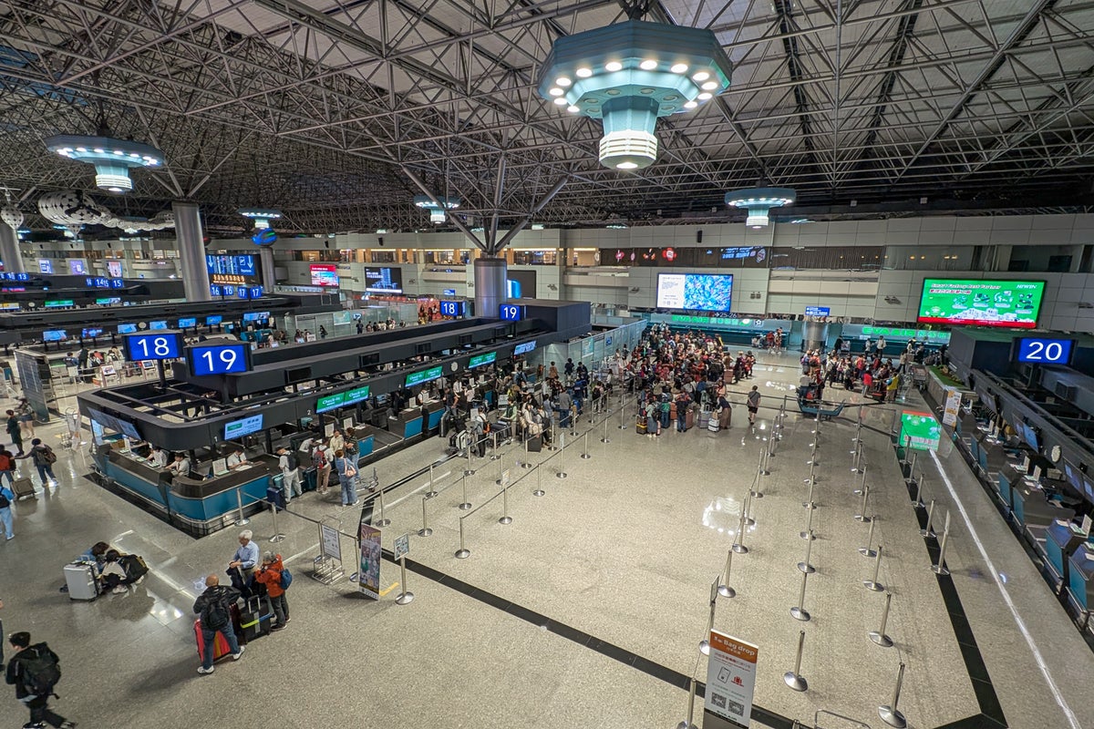 A basic lounge but first-class in the air: A review of EVA Air business ...