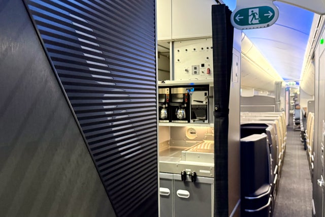 First look: Inside American's all-new Boeing 787 Dreamliner with ...