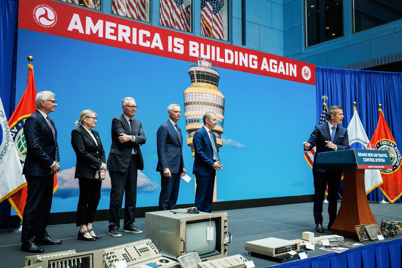 Newark plagued by another ATC outage as flight delays keep piling up ...