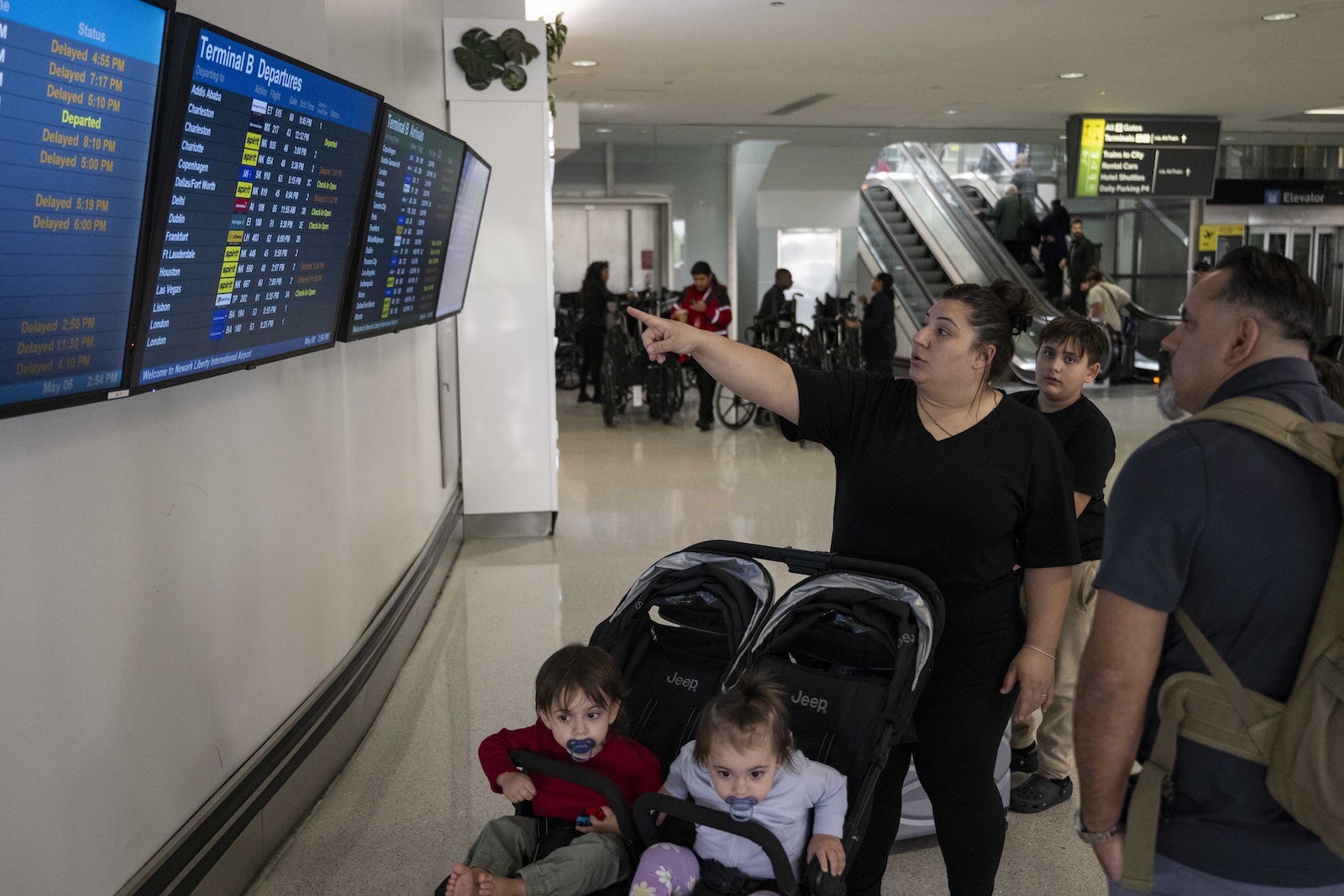 Newark plagued by another ATC outage as flight delays keep piling up ...